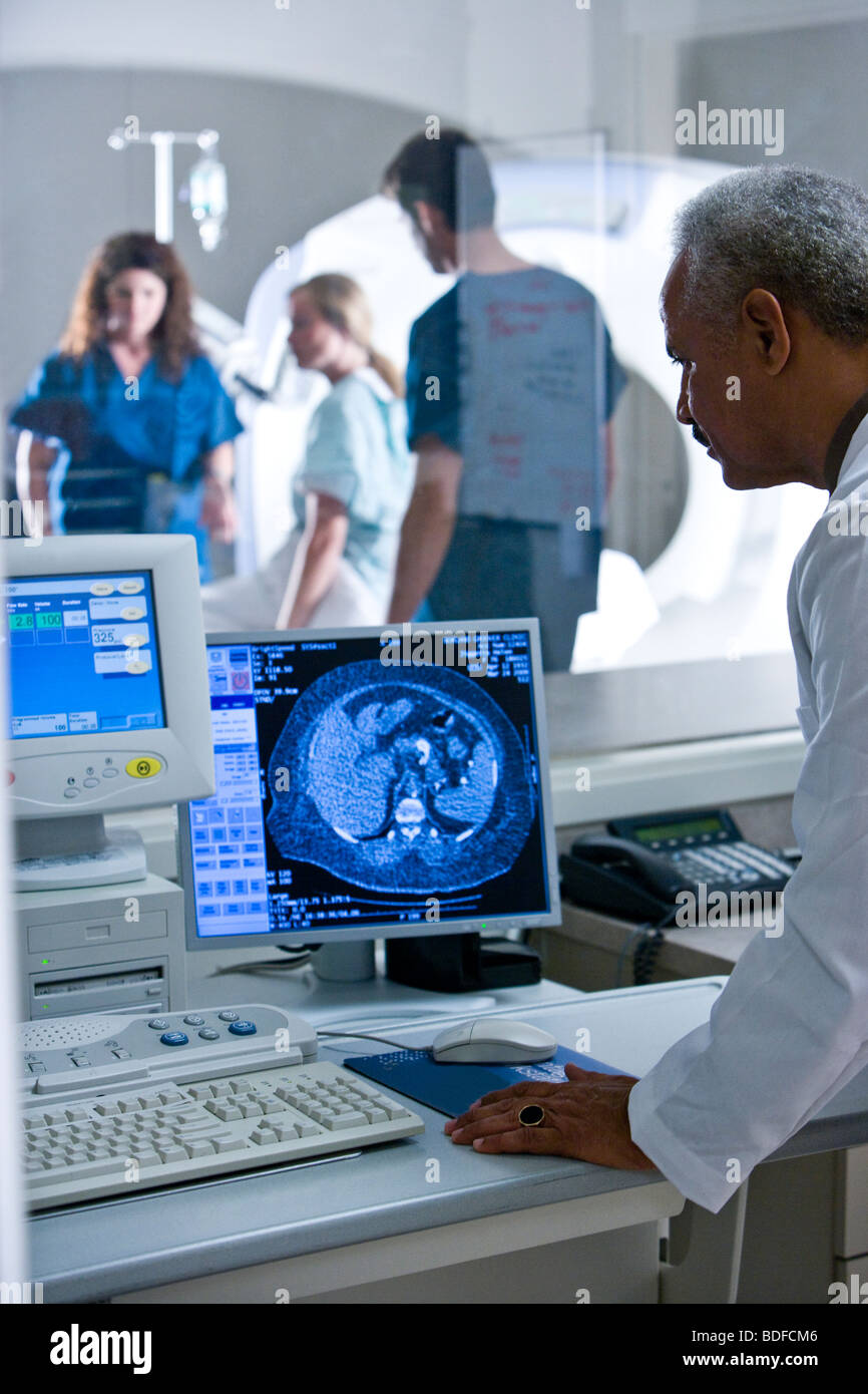 Woman cat computer african american hi-res stock photography and images ...