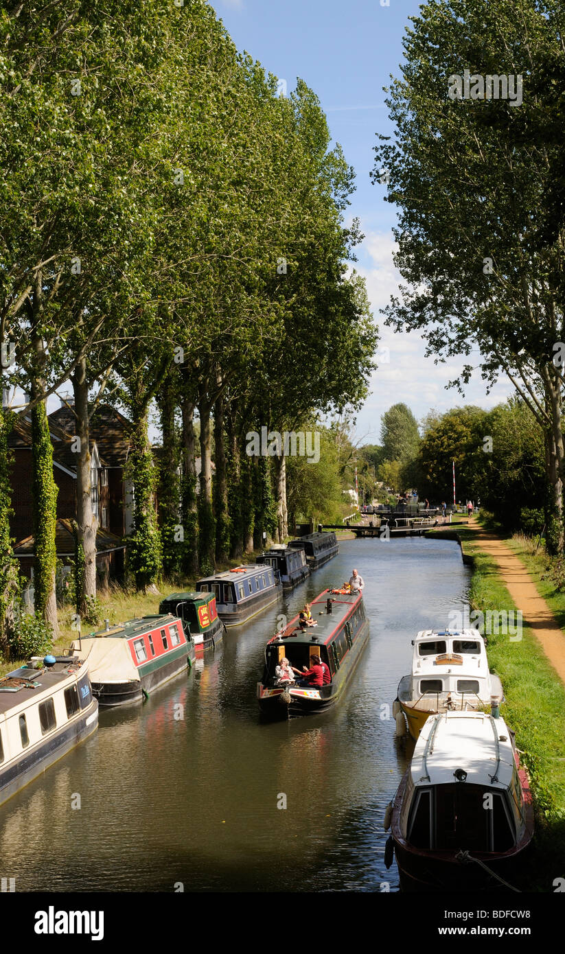 Kennet & Avon Canal narrowboats close to the Aldermaston Wharf ...