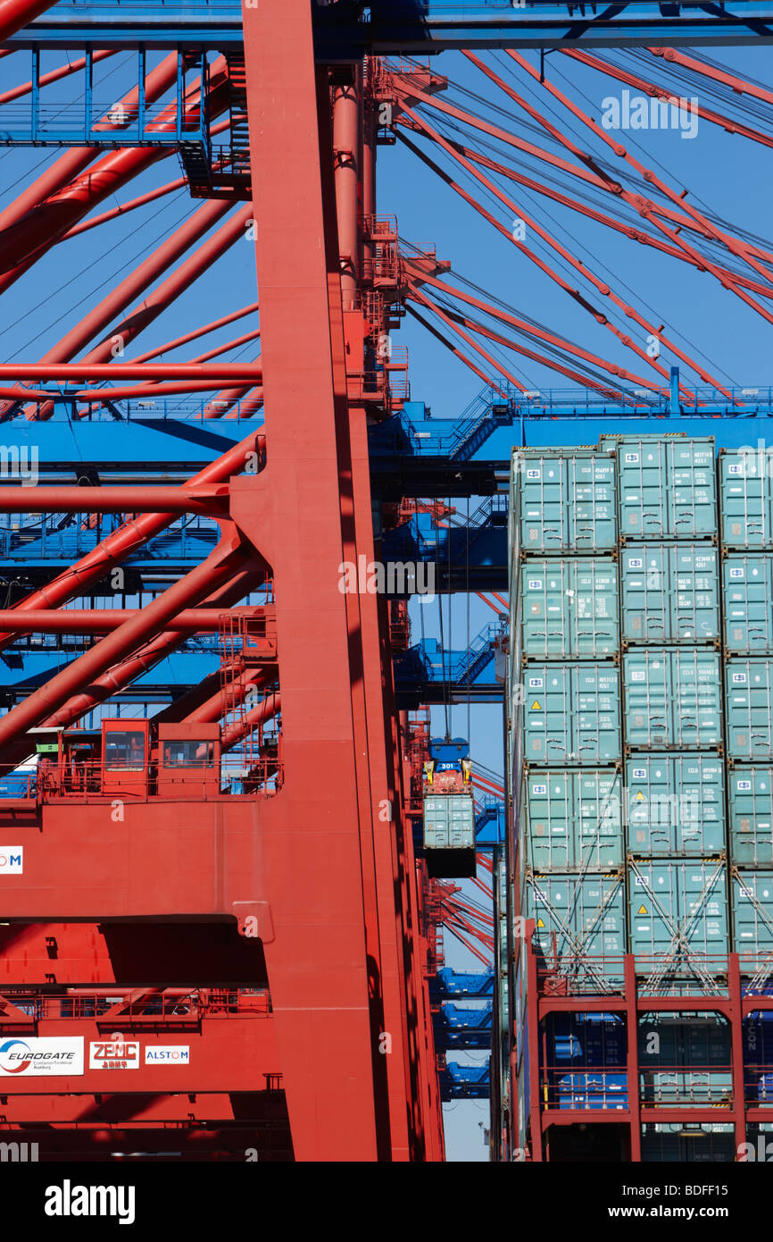 Vessel discharging containers in Hamburg Stock Photo - Alamy