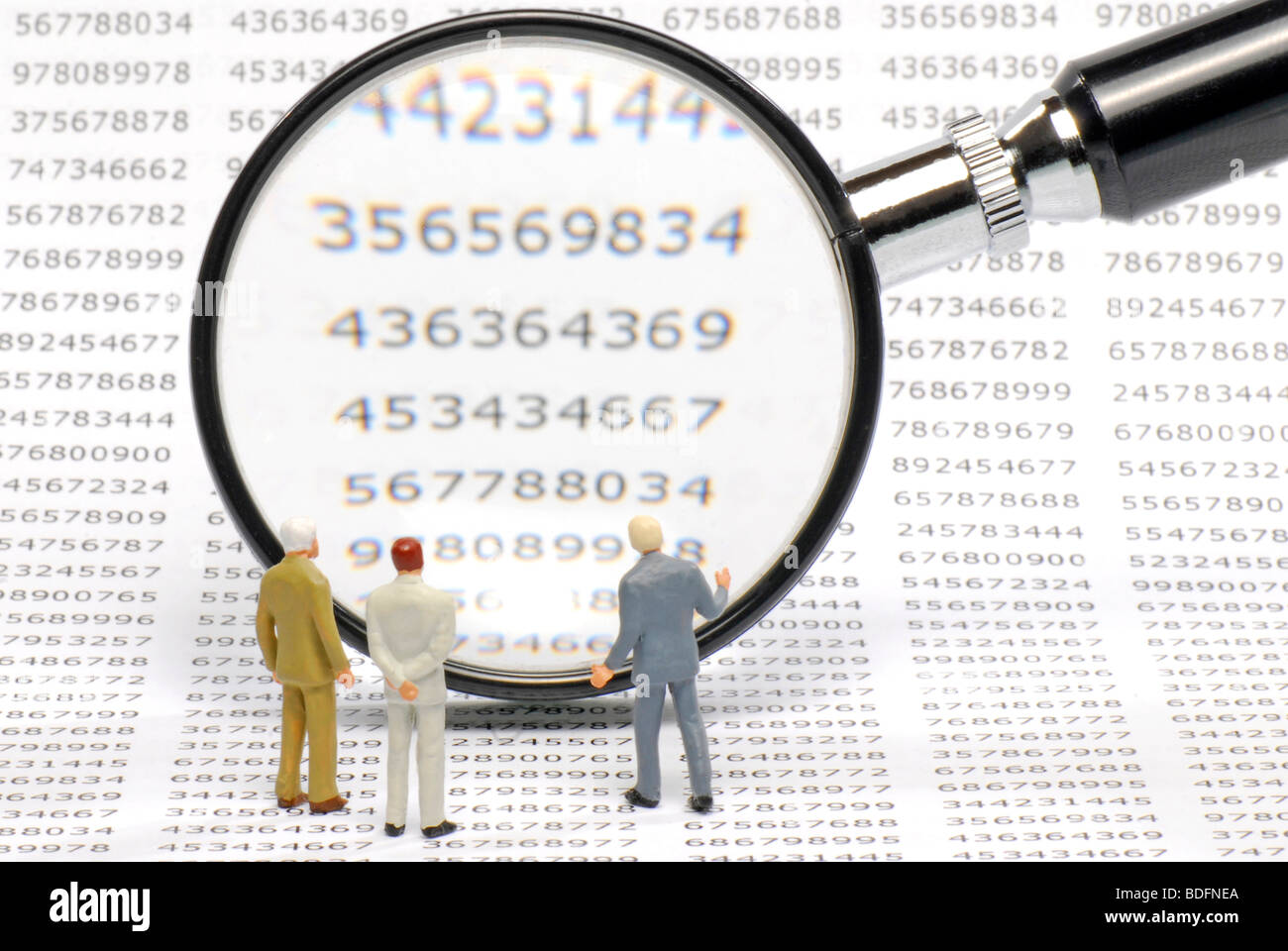 Magnifying glass numbers hi-res stock photography and images - Alamy