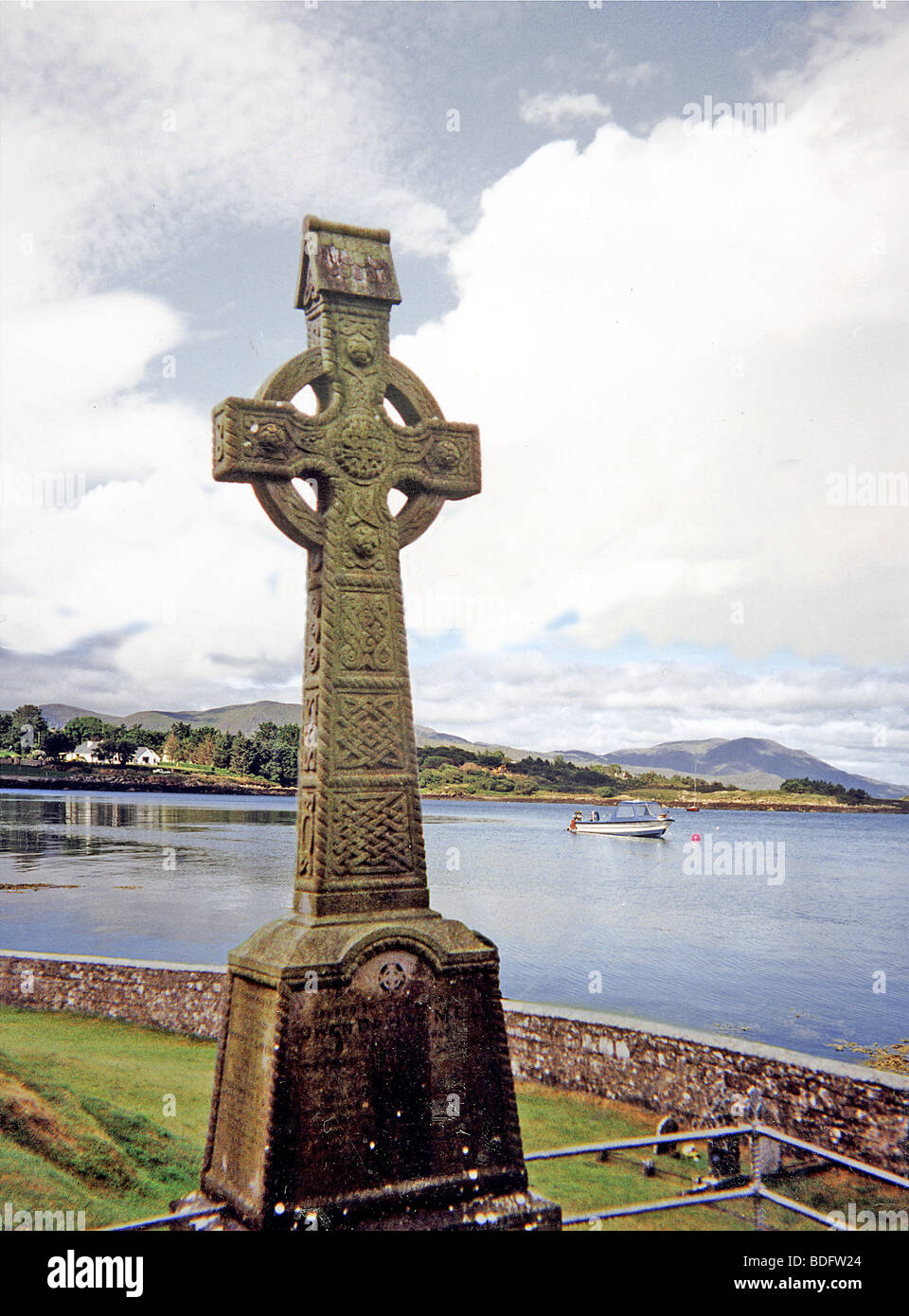 CELTIC CROSS on west coast of Eire Stock Photo - Alamy