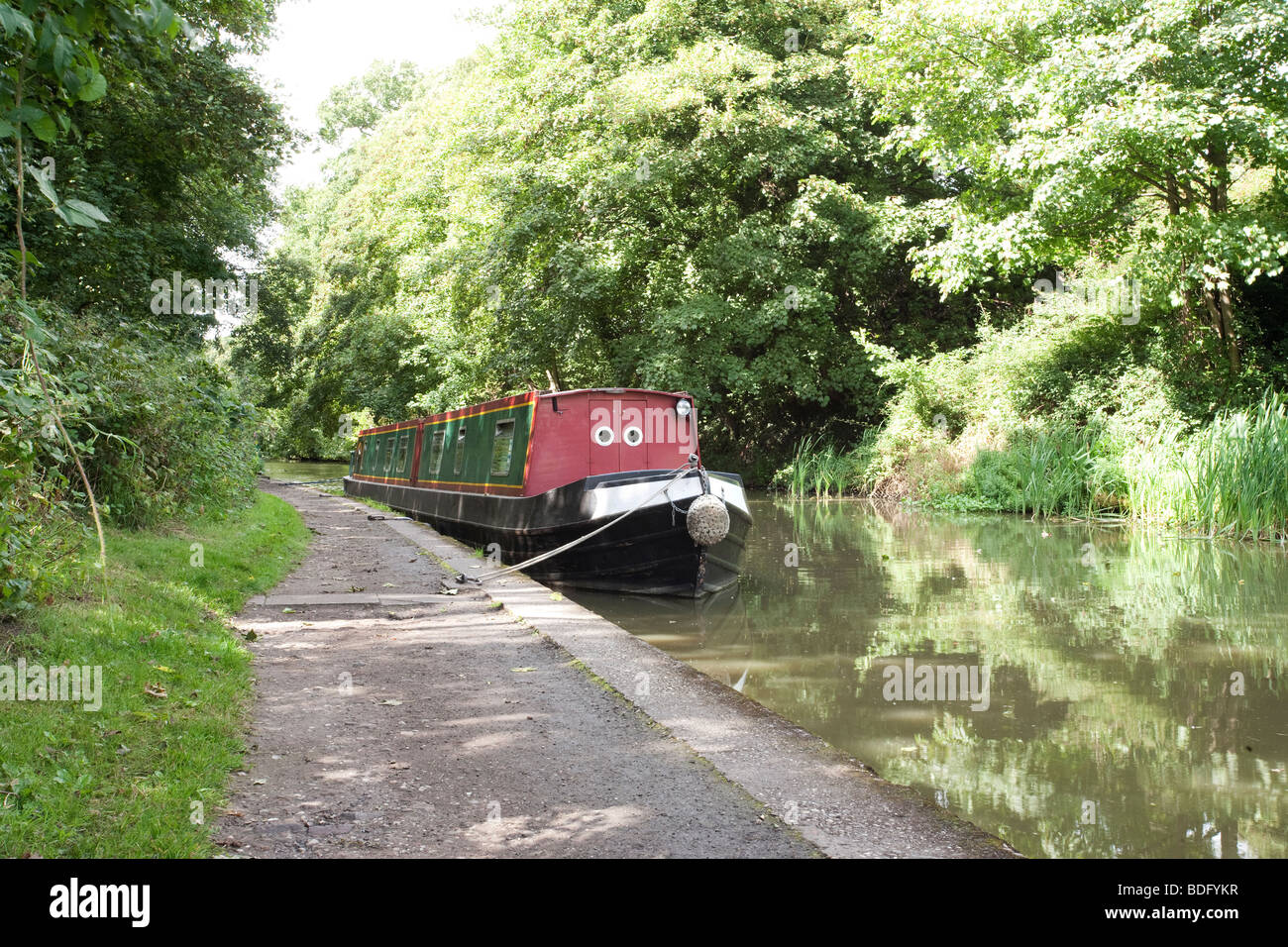 Boat tied to the towpath hi-res stock photography and images - Alamy