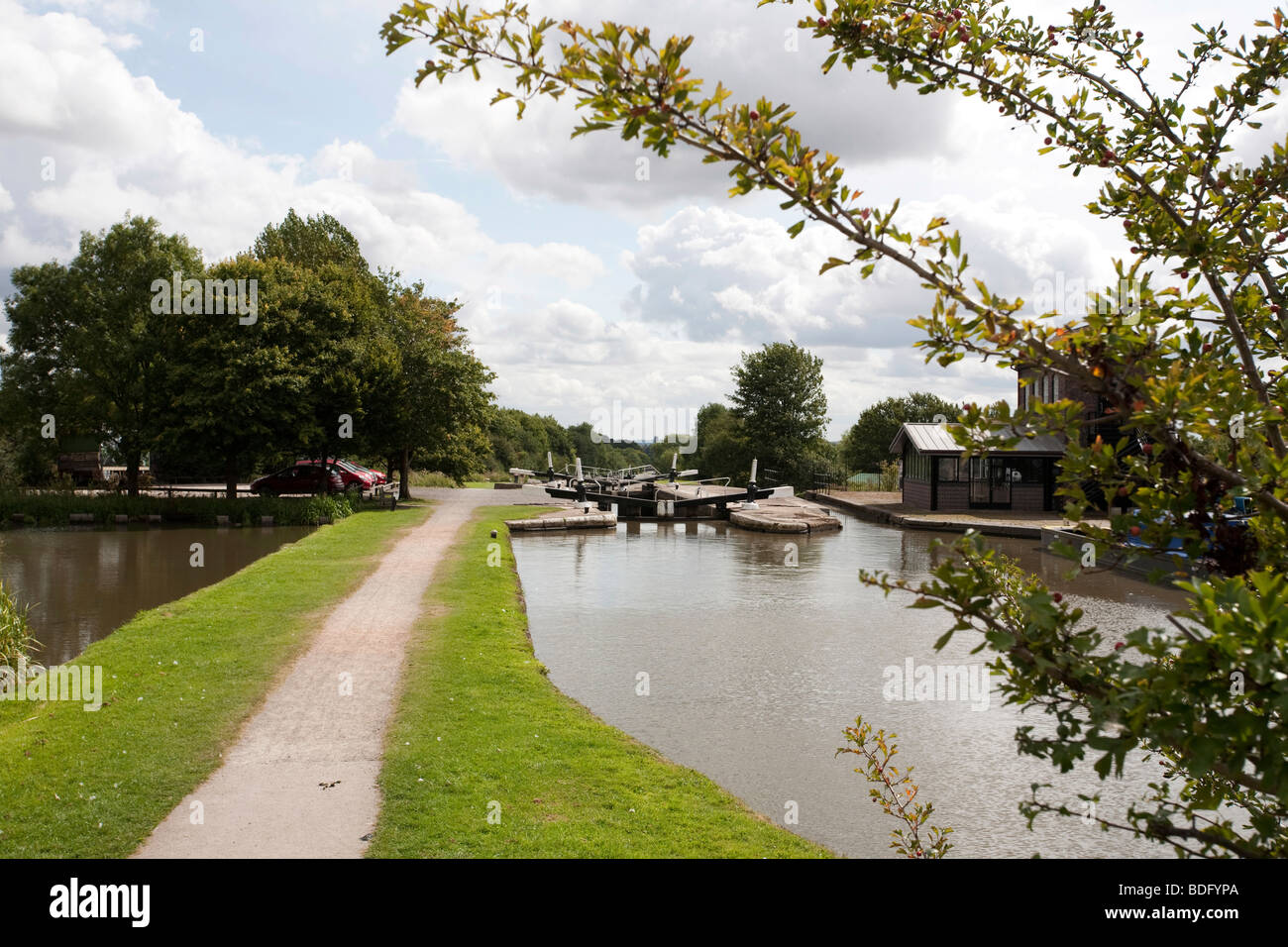 the towpath and locks outside the main building at Hatton locks Stock ...