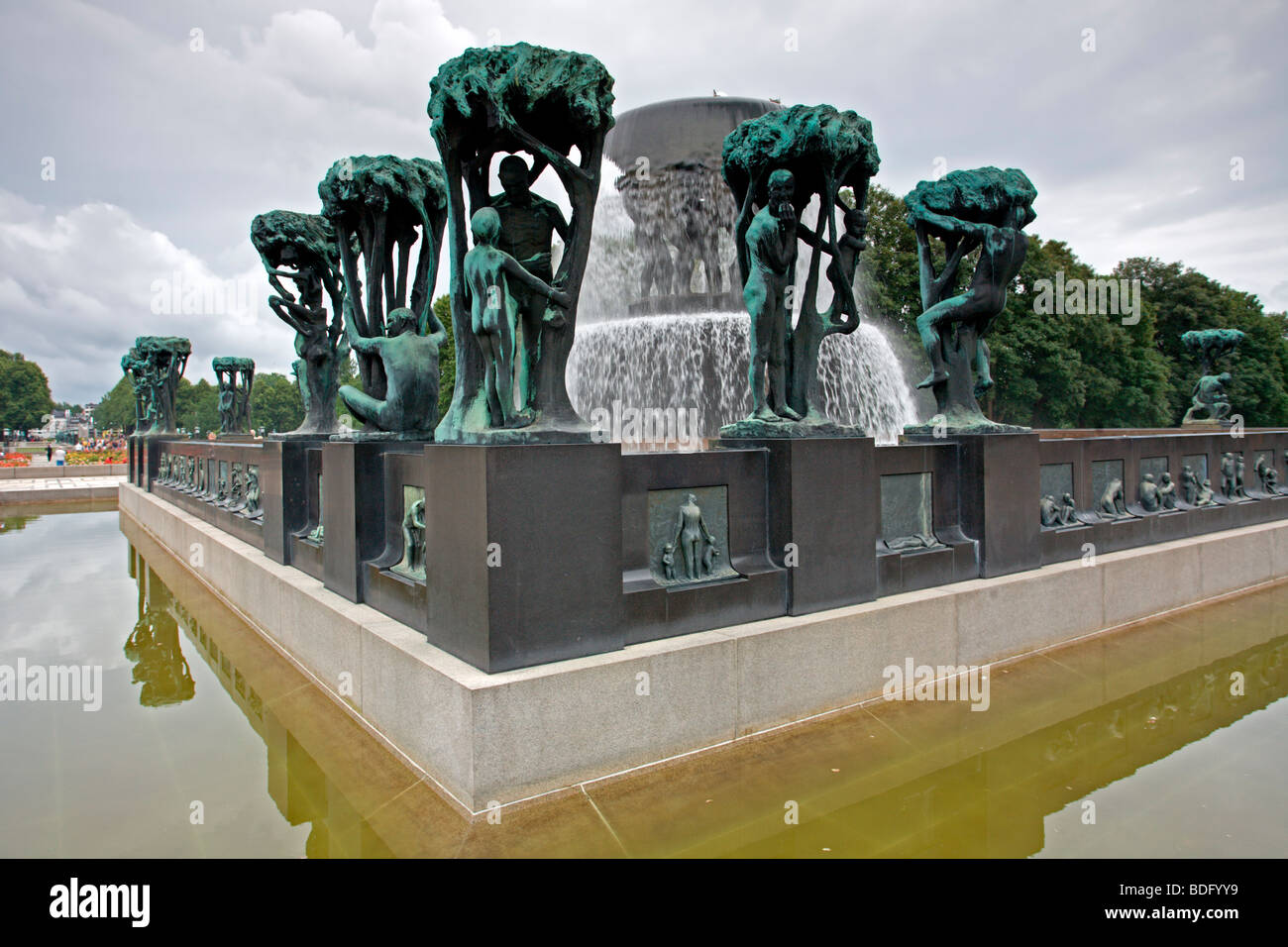 Oslo: Vigeland Park: The Fountain with tree groups in the Vigeland Park ...