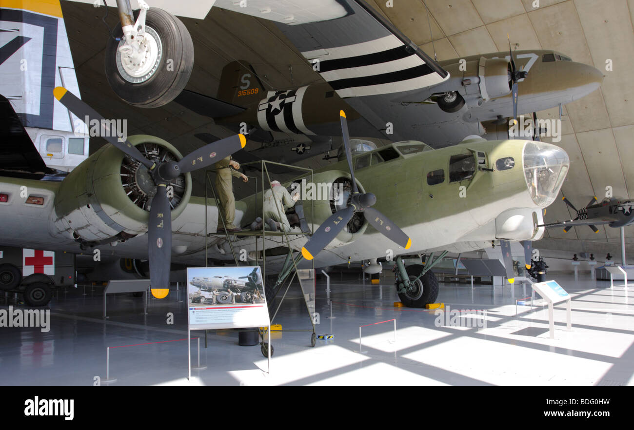 B 17 cockpit hi-res stock photography and images - Alamy