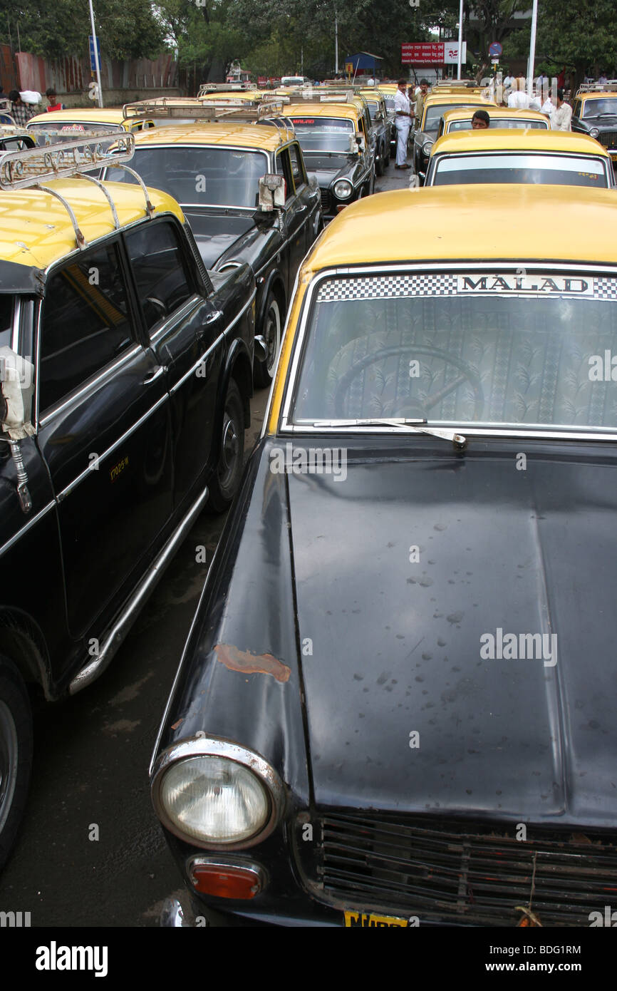 Line of taxis at airport hi-res stock photography and images - Alamy
