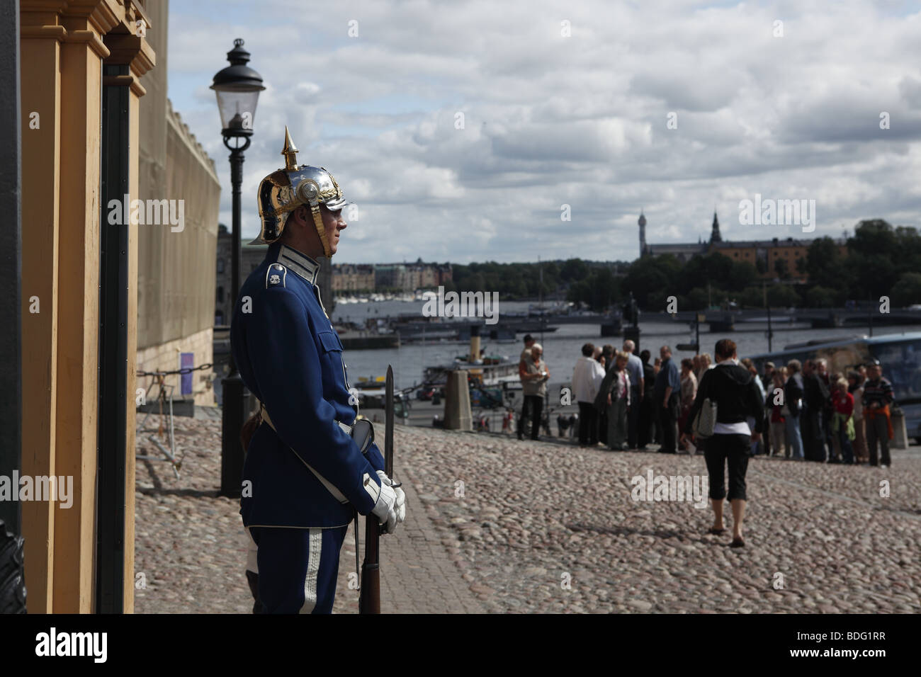 Royal guard on duty hi-res stock photography and images - Alamy