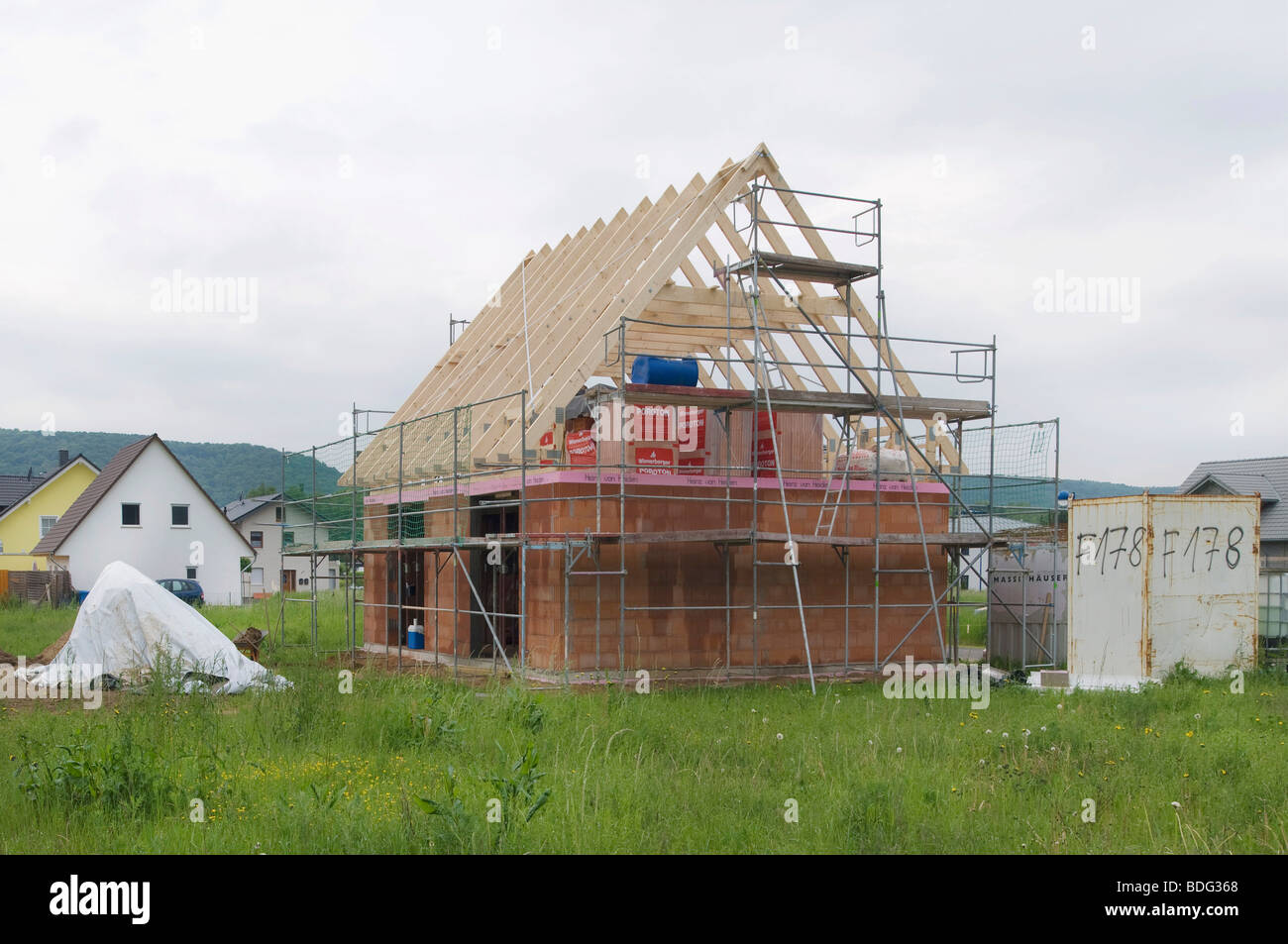 House construction, scaffolding with roof truss in a new housing estate ...