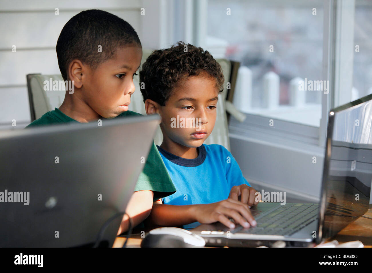 8 year old boys on a laptop computer Stock Photo - Alamy
