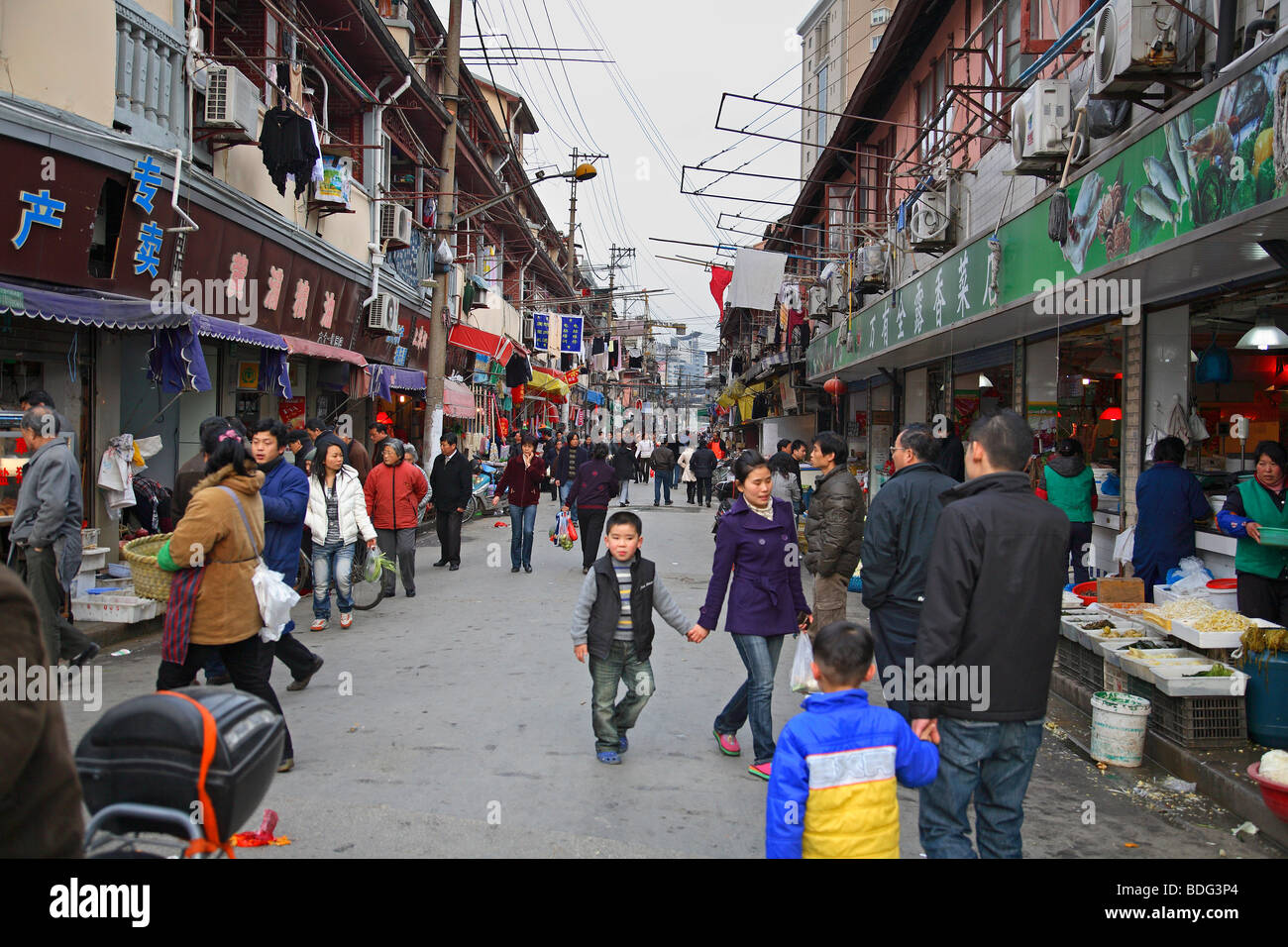 A street scene from Dajing Road market, Shanghai, China Stock Photo - Alamy