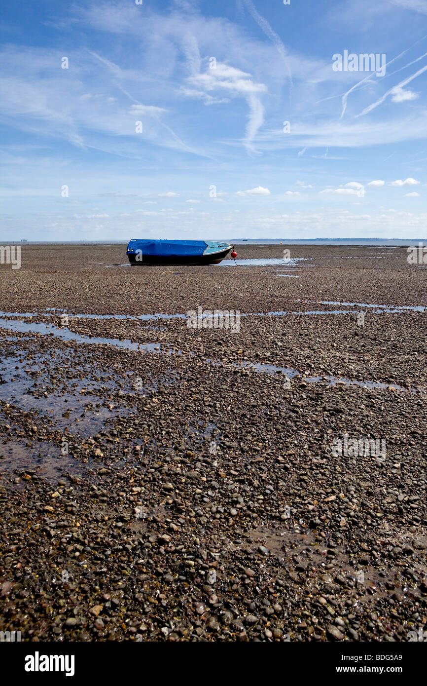 Marooned boat on the beach at Southend on Sea Stock Photo - Alamy