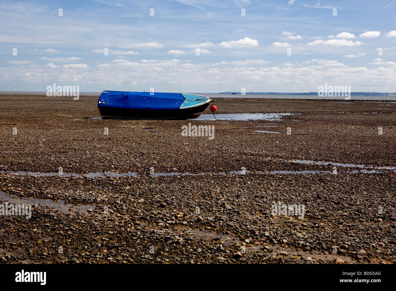 Marooned boat on the beach at Southend on Sea Stock Photo - Alamy
