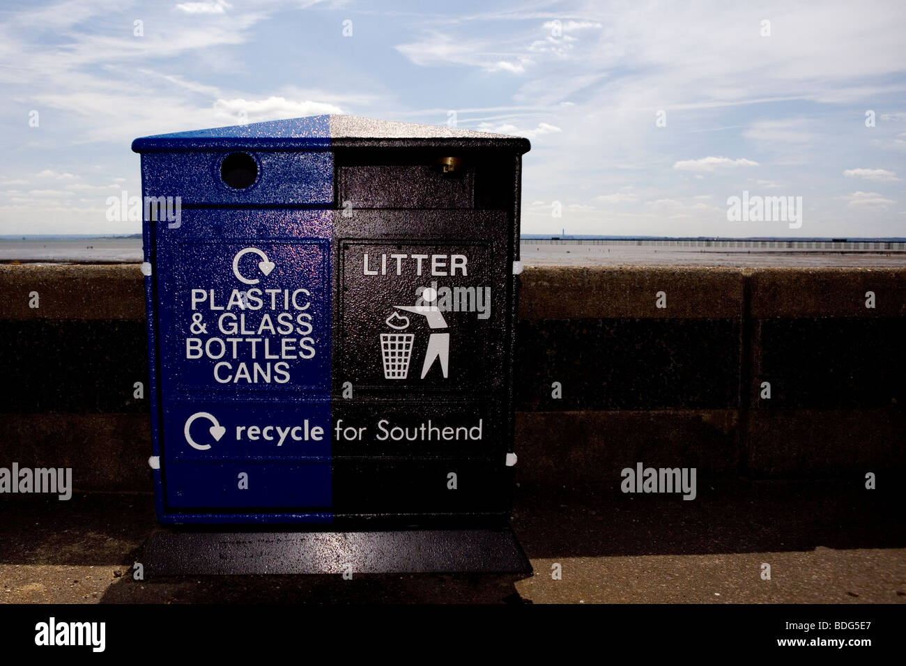 Southend beach litter hi-res stock photography and images - Alamy