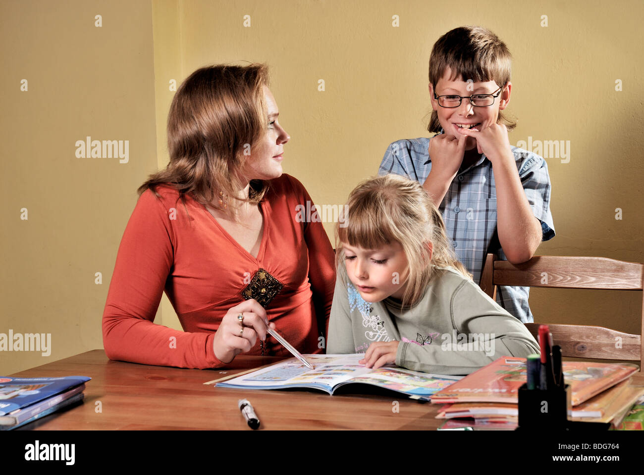 Elementary school students helpful hi-res stock photography and images ...