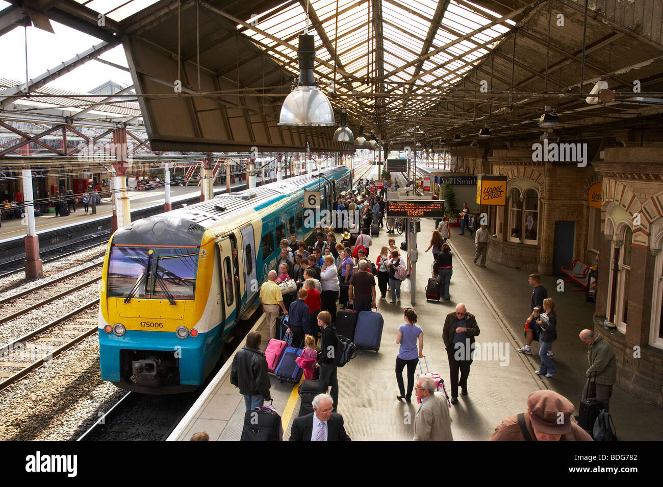 Crewe railway station hi-res stock photography and images - Alamy