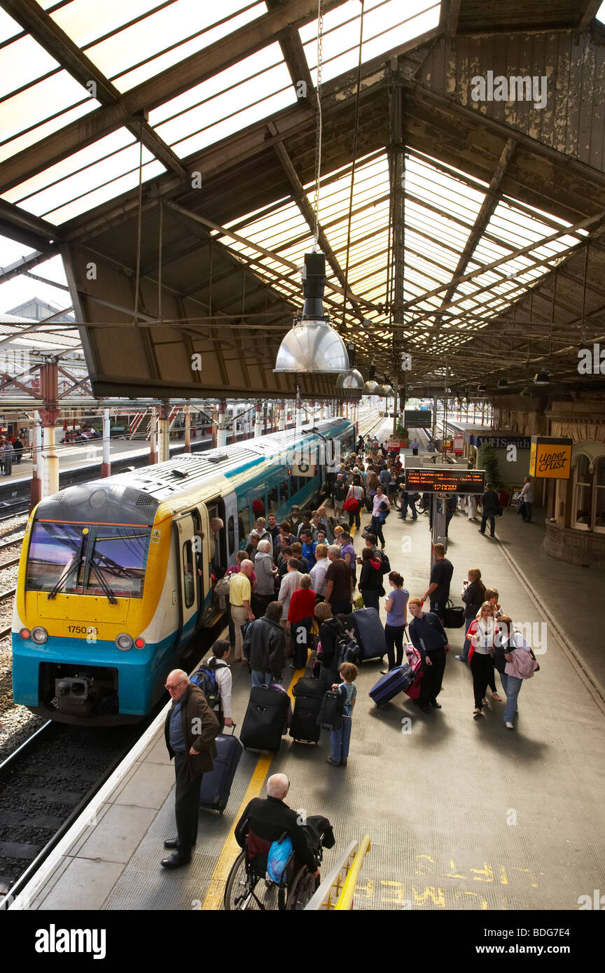 Crewe railway station hi-res stock photography and images - Alamy