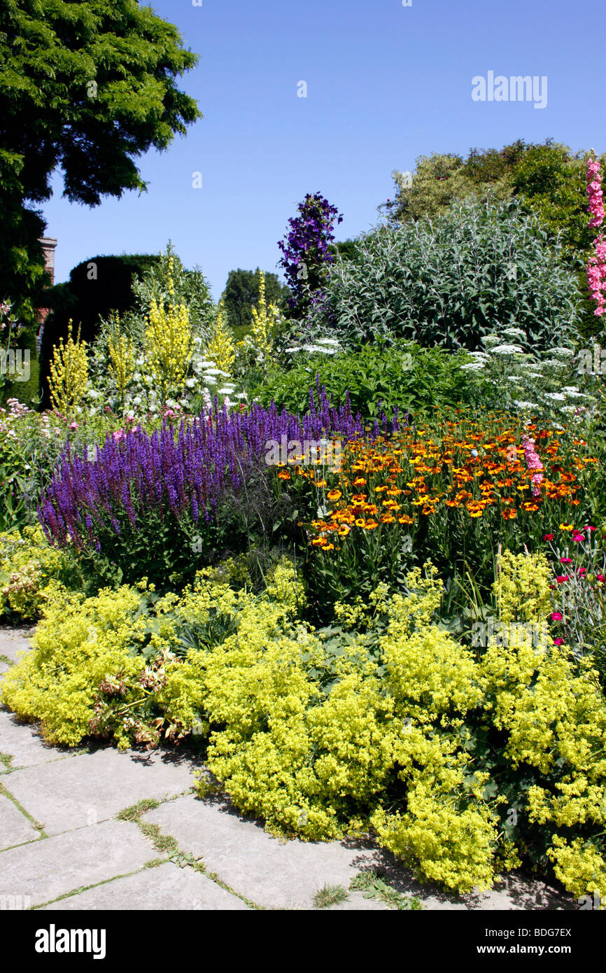 A COLOURFUL SUMMER FLOWER BORDER IN AN ENGLISH COUNTRY GARDEN Stock ...