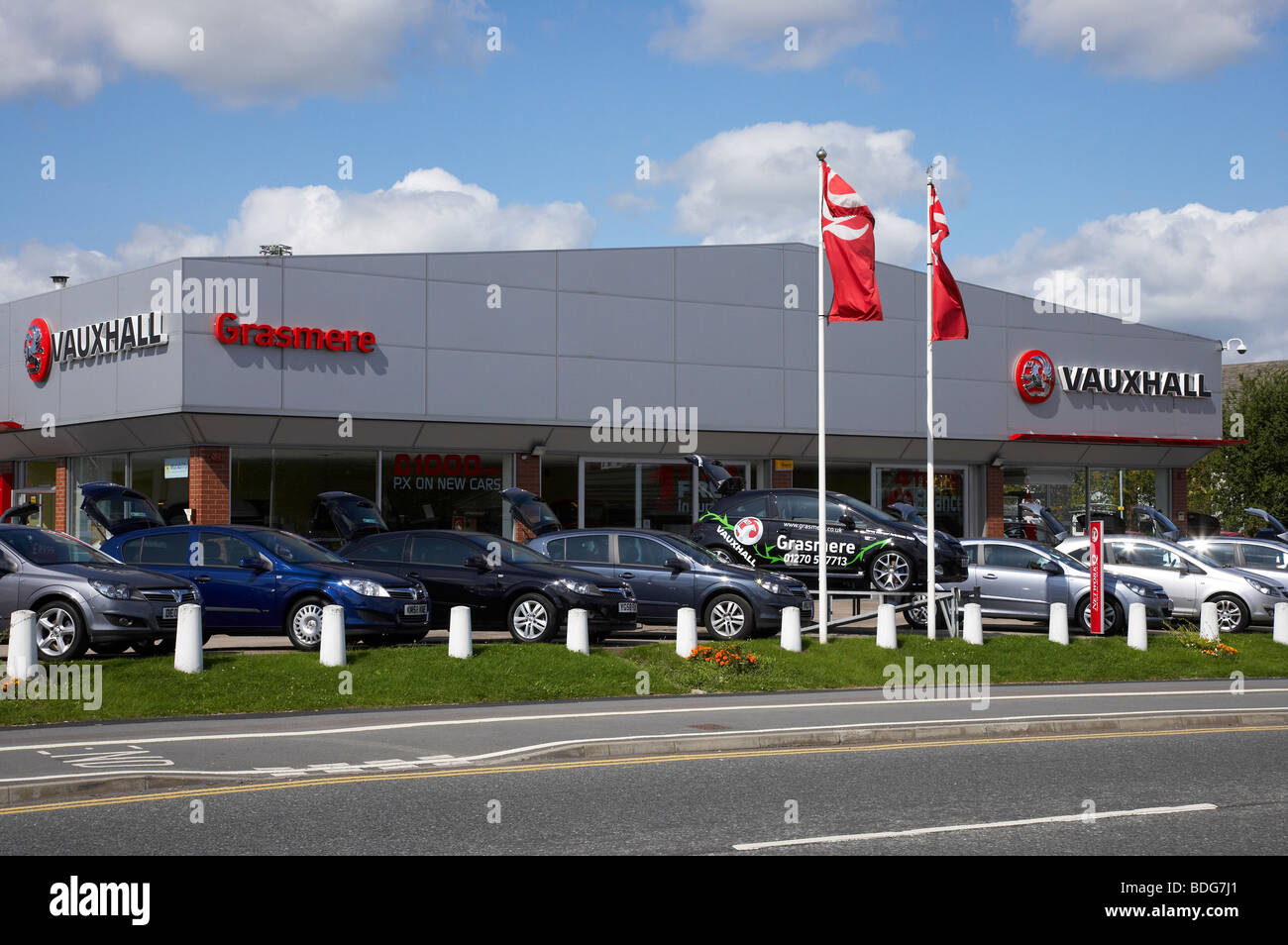Dealership garage cars showroom exterior view hi-res stock photography ...