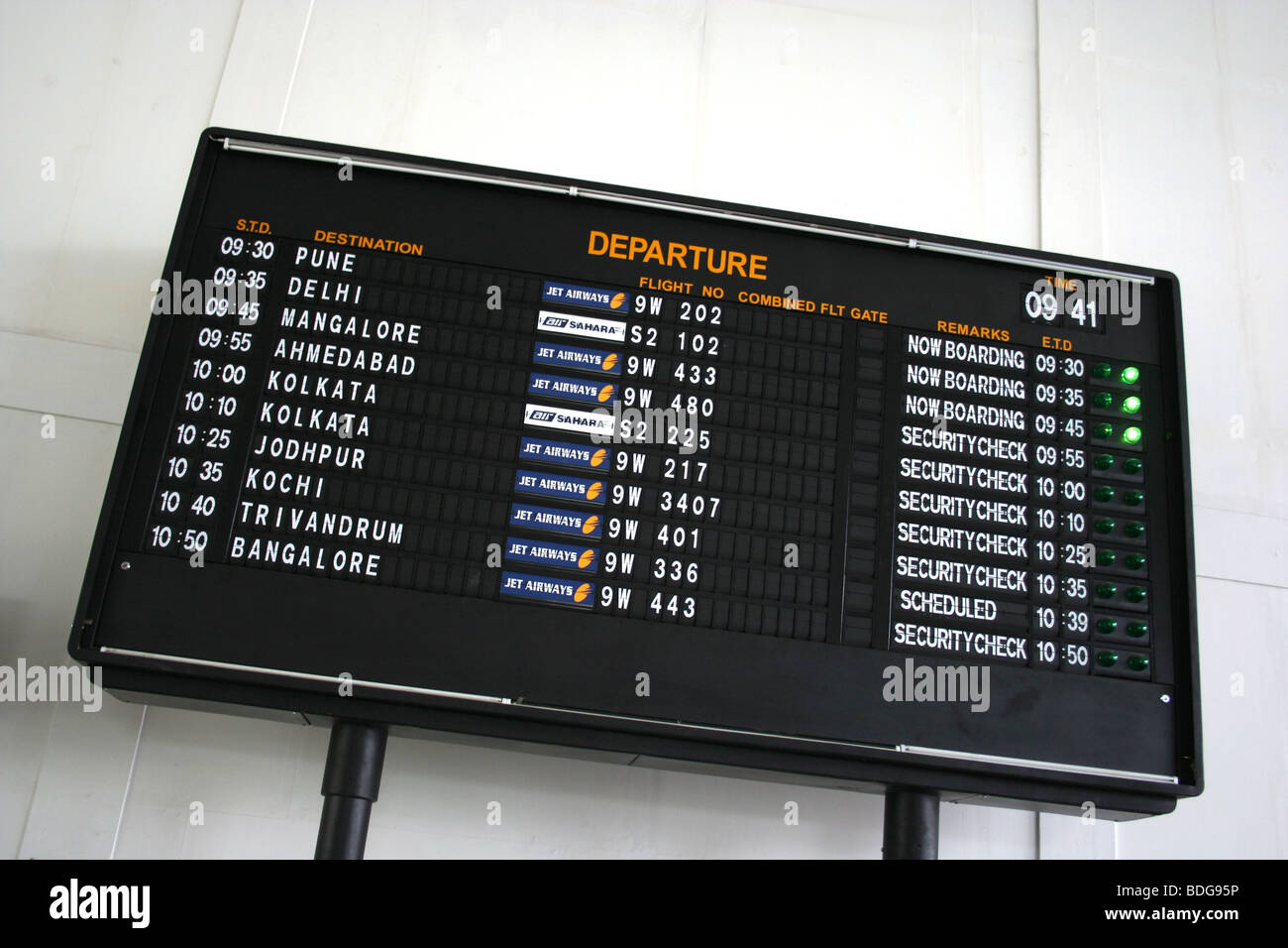 Airport departures board india hi-res stock photography and images - Alamy