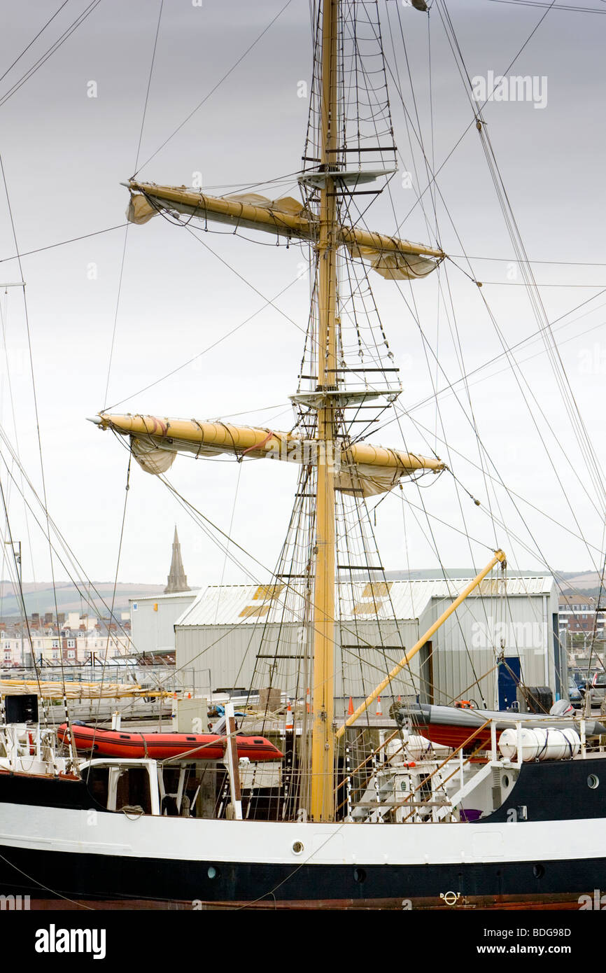 Ships pulleys and rope hi-res stock photography and images - Alamy