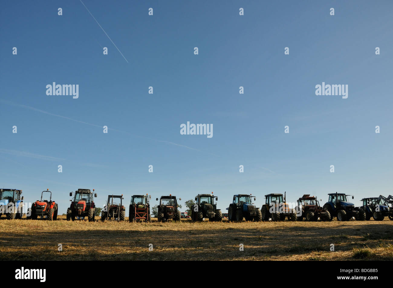 Line up of tractors hi-res stock photography and images - Alamy
