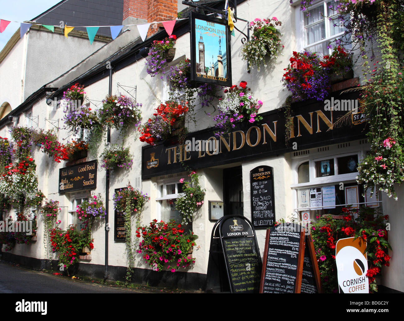 Pub padstow cornwall hi-res stock photography and images - Alamy