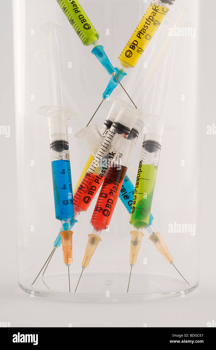 Coloured syringes hi-res stock photography and images - Alamy