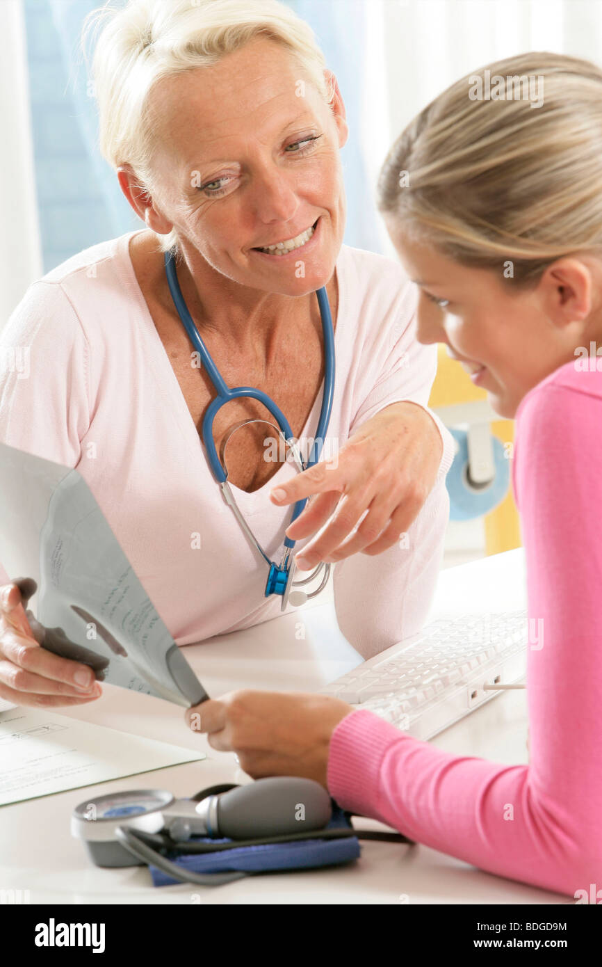 WOMAN IN CONSULTATION, DIALOGUE Stock Photo - Alamy