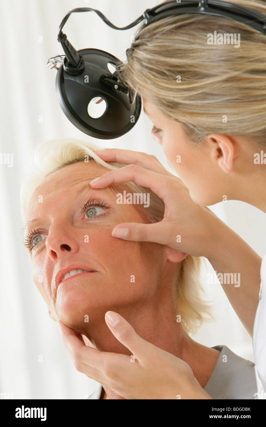 Eye exam elderly woman hi-res stock photography and images - Alamy