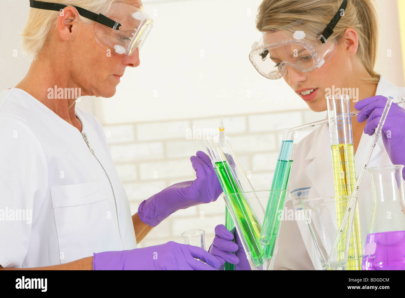 Research chemistry hi-res stock photography and images - Alamy