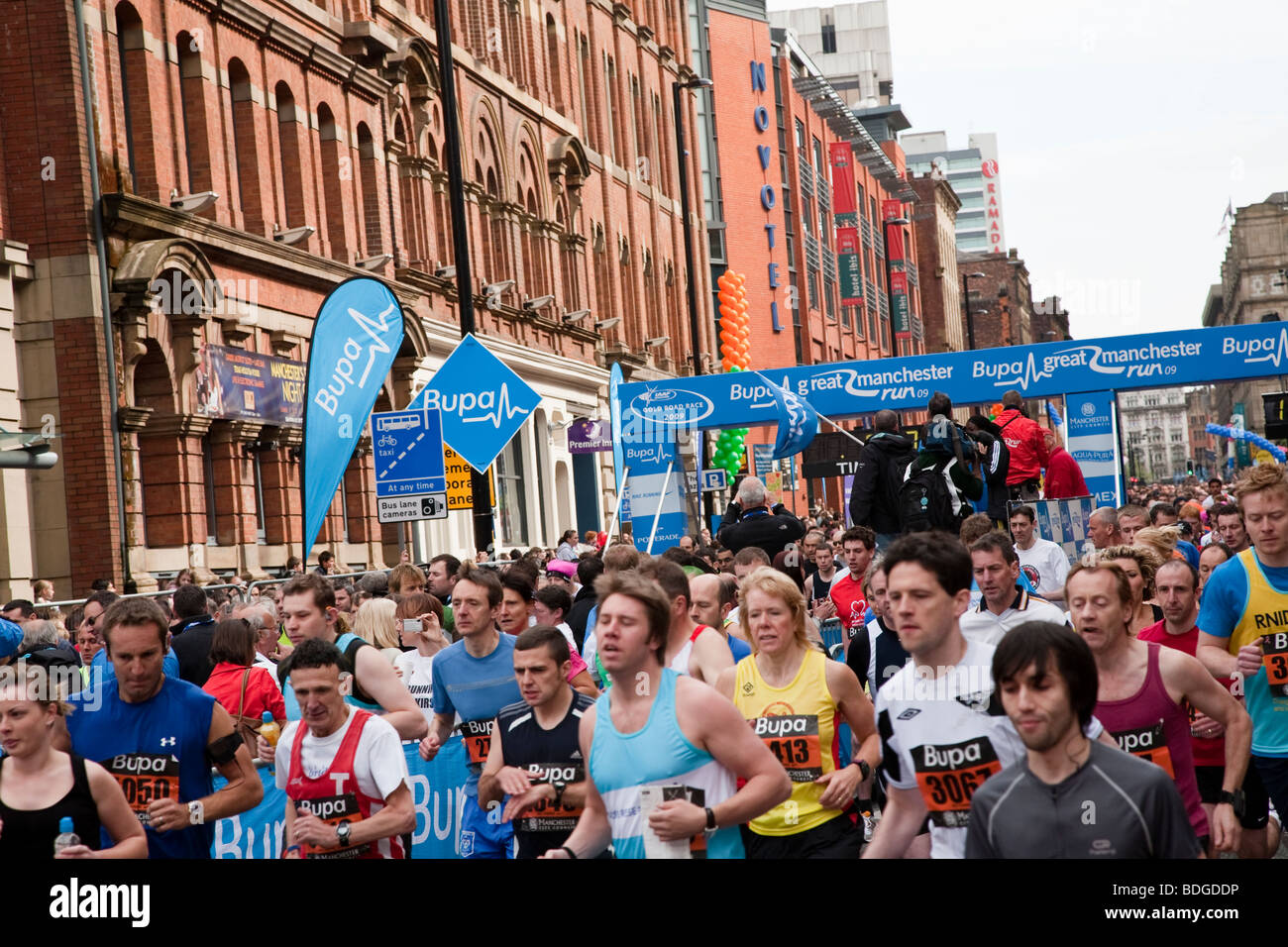 Manchester city injury time goal hi-res stock photography and images ...