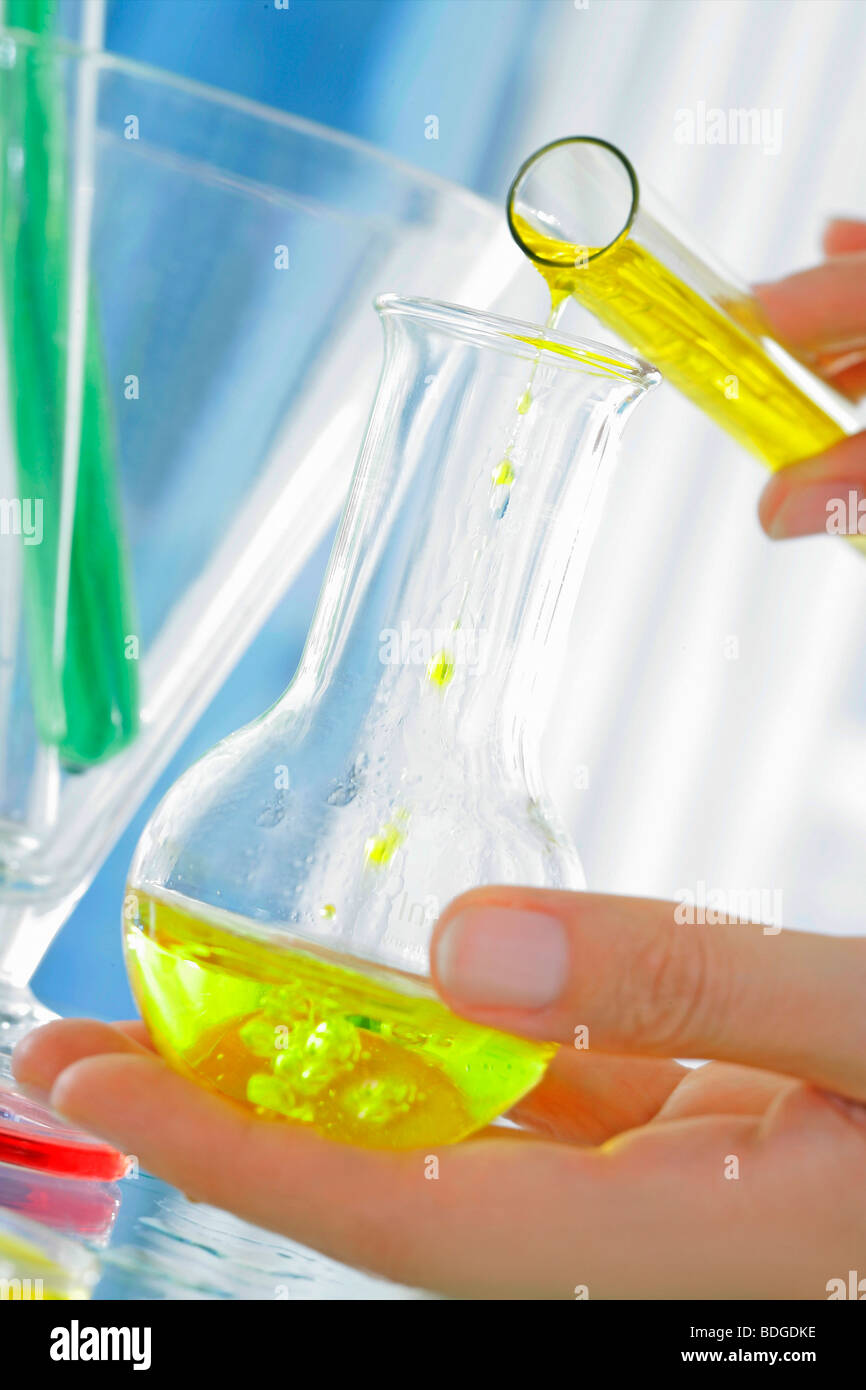 Chemistry lab apparatus hi-res stock photography and images - Alamy