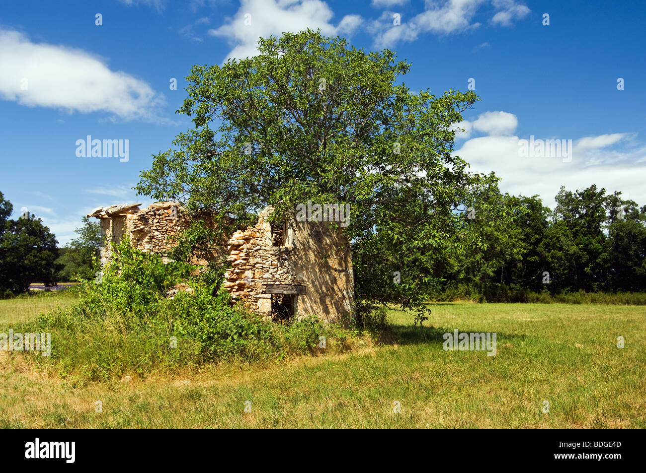 French stone barn hi-res stock photography and images - Alamy