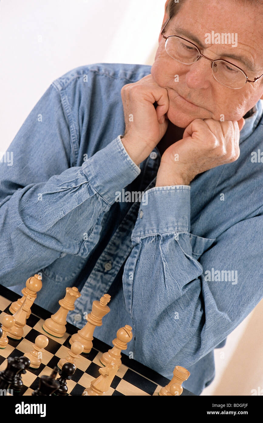 ELDERLY PEOPLE PLAYING CHESS Stock Photo - Alamy