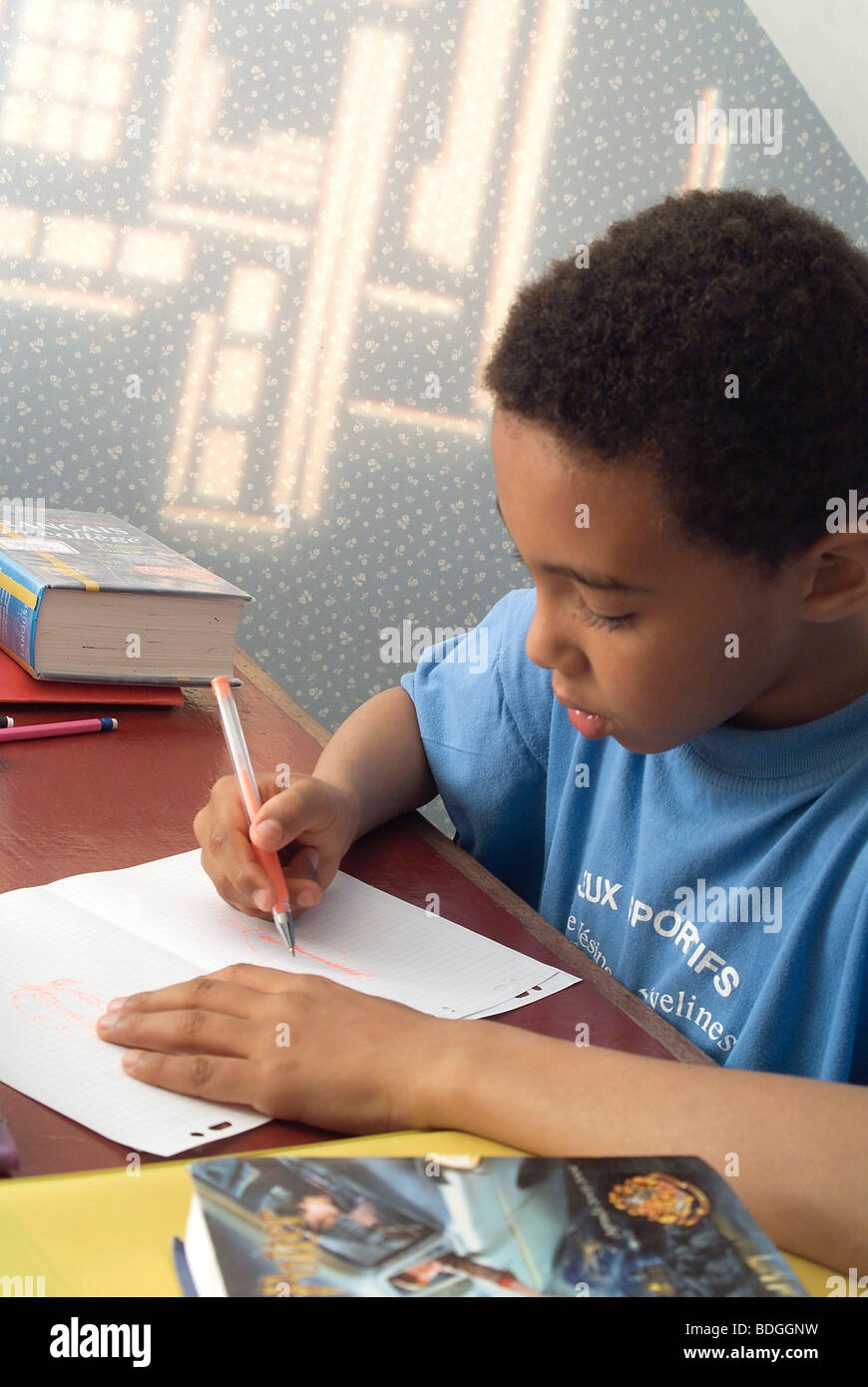CHILD DRAWING INDOORS Stock Photo - Alamy