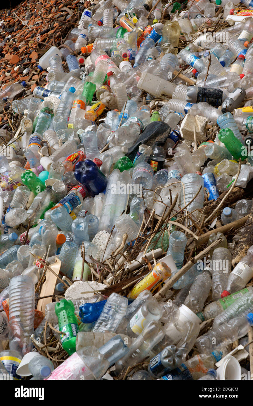 Plastic bottles and other rubbish washed up on the Thames foreshore ...