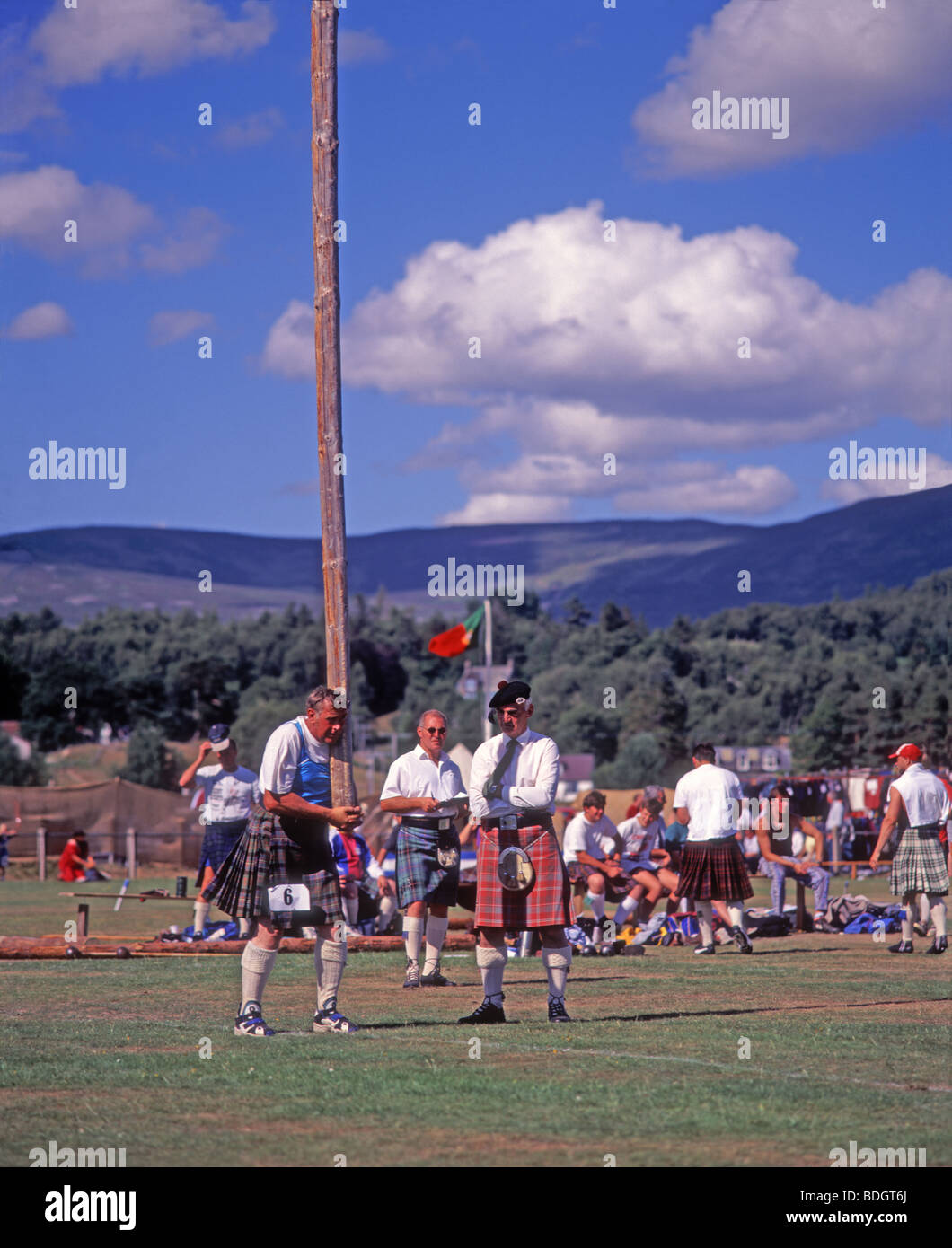 Caber toss scotland hi-res stock photography and images - Alamy