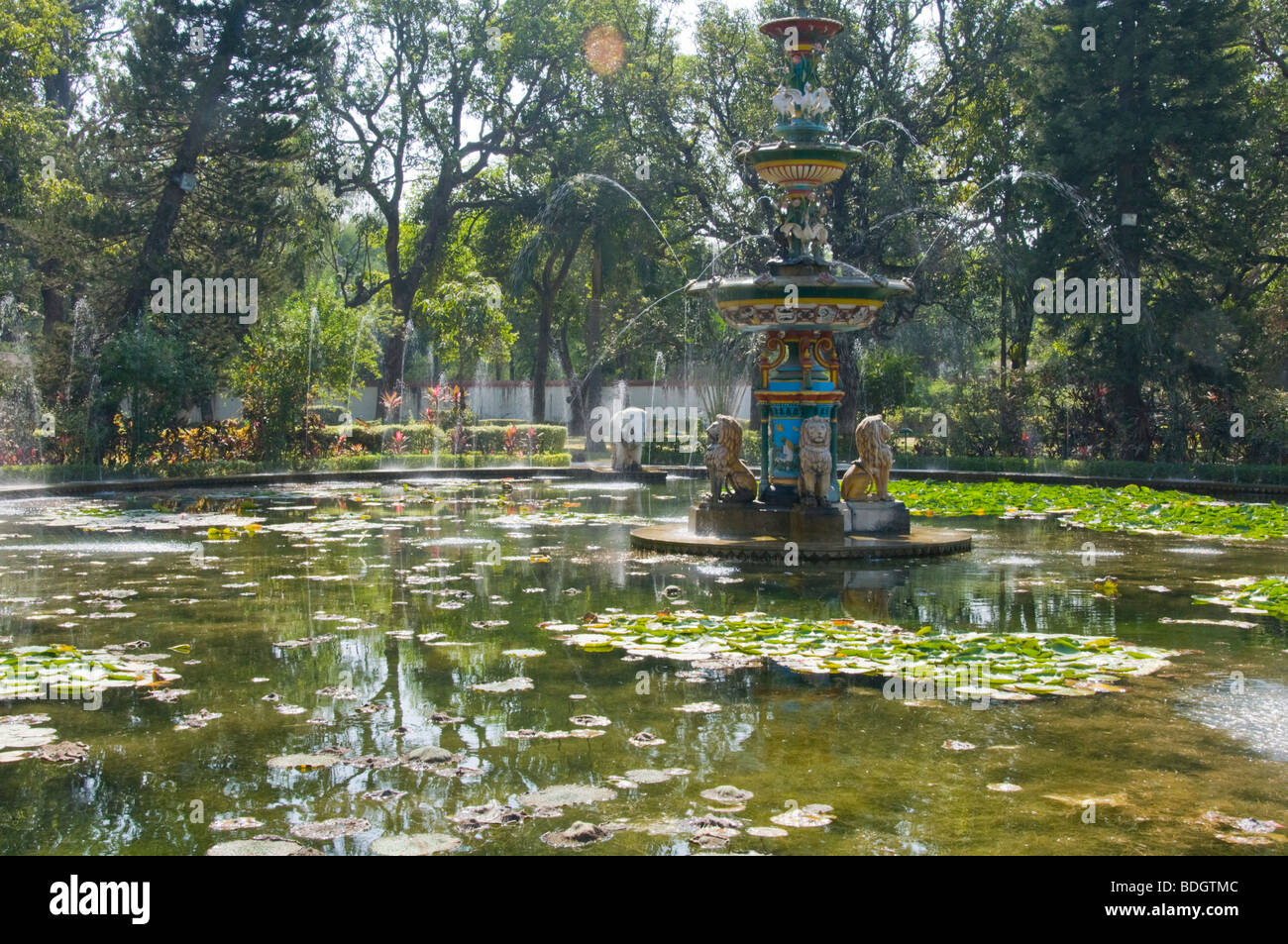 Lotus ponds statues hi-res stock photography and images - Alamy