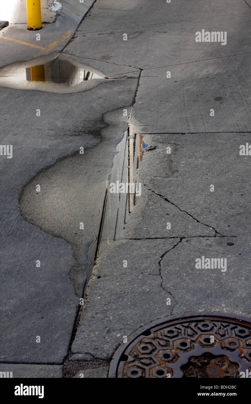 Puddle reflection on road hi-res stock photography and images - Alamy