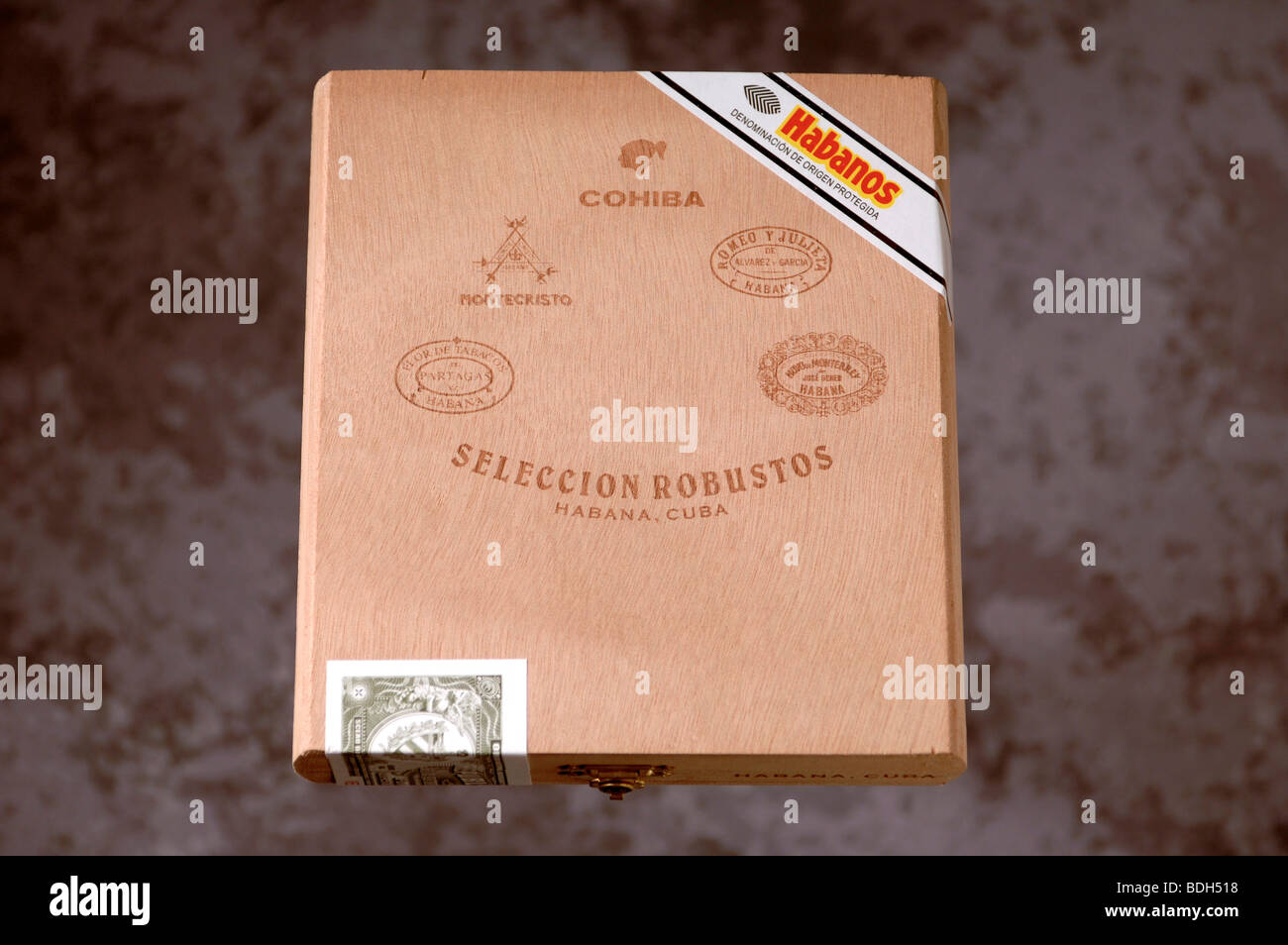 Box of cohiba robusto cigars havana hi-res stock photography and images ...