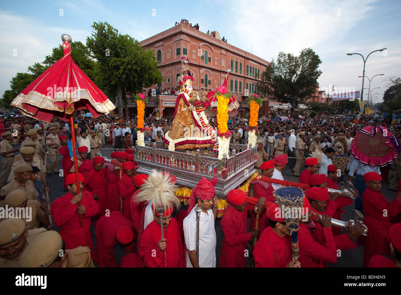 Jaipur, Rajasthan,India - March 29 : people and elephants of the city ...