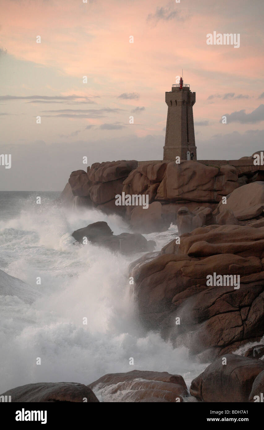 Lighthouse storm waves hi-res stock photography and images - Alamy