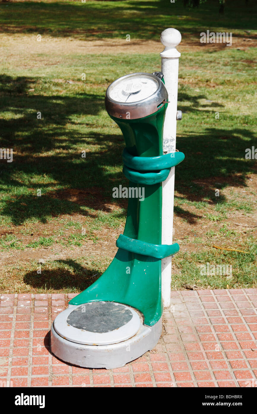 Old fashioned upright scales hi-res stock photography and images - Alamy