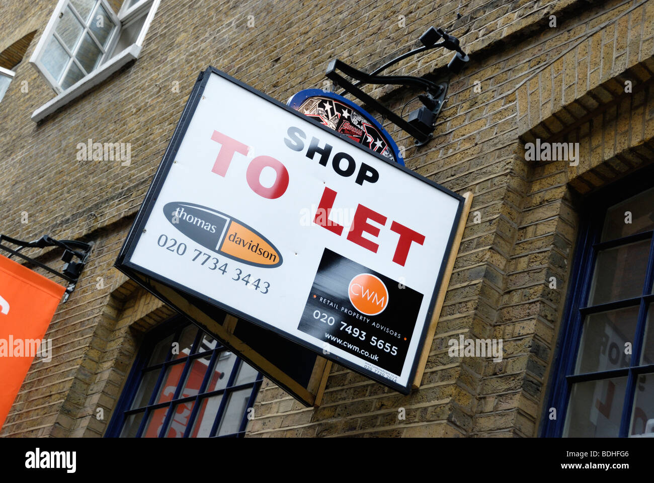 SHOP TO LET sign outside converted UK warehouse building Stock Photo ...