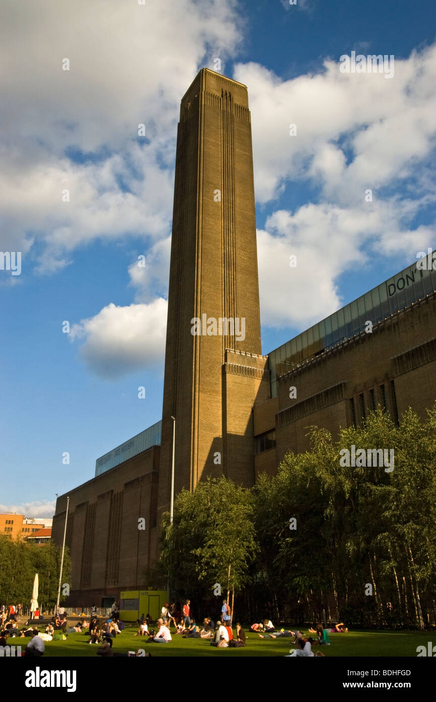 Tate modern exterior hi-res stock photography and images - Alamy