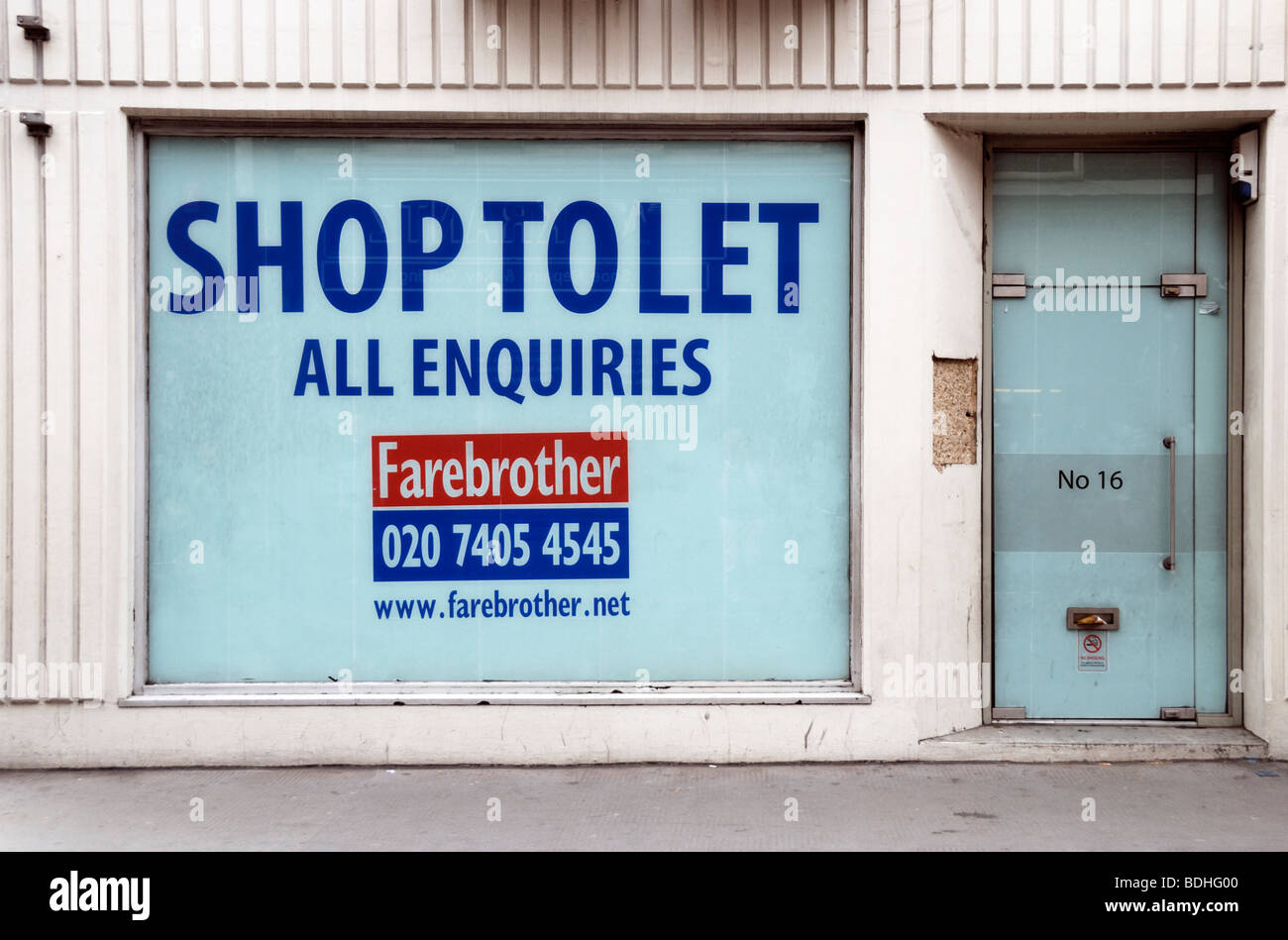 Empty shop with large SHOP TO LET sign in window Stock Photo - Alamy