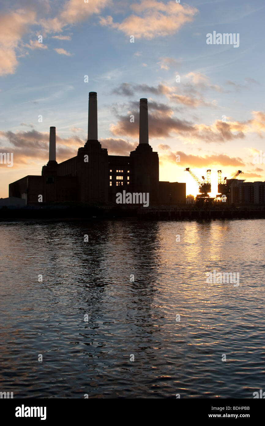 Battersea power station towers hi-res stock photography and images - Alamy