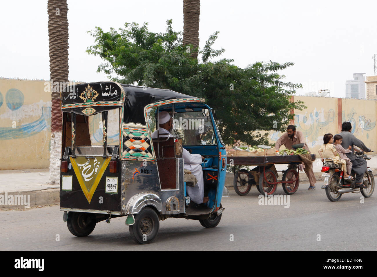 Karachi street hi-res stock photography and images - Alamy