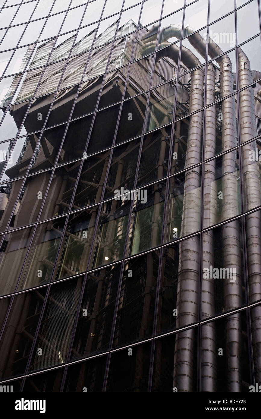 Reflections of the Lloyds Building in the glass cladding of the Willis ...