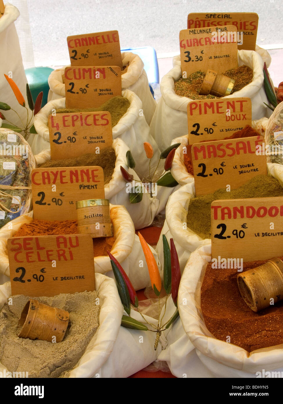 Spice stall hi-res stock photography and images - Alamy